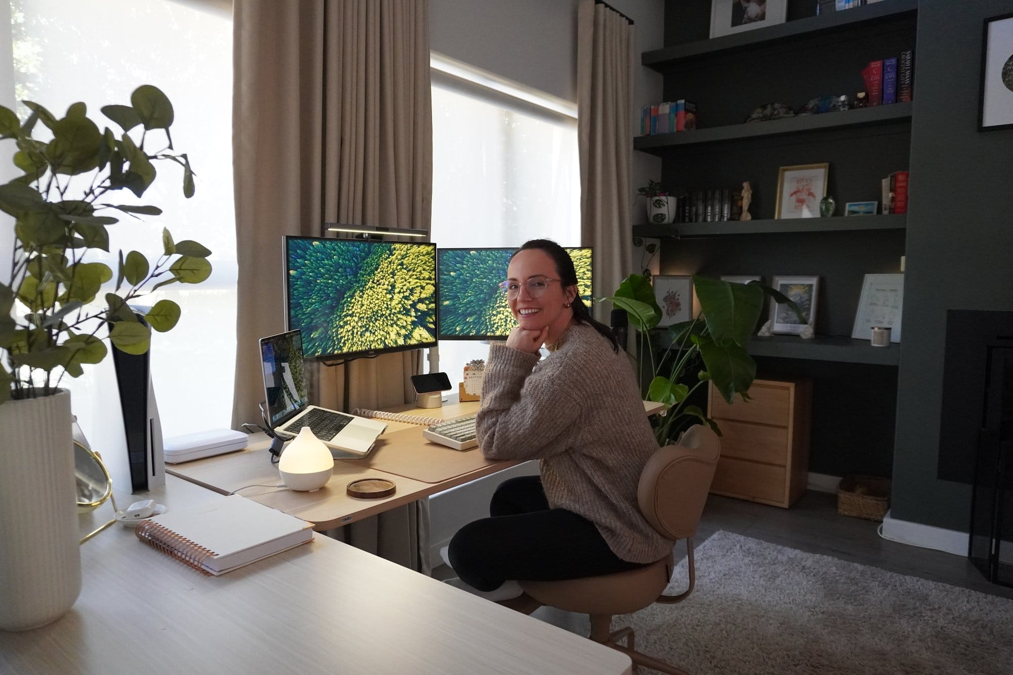 13 Small Desk Setup Ideas That Actually Work (With Real Examples)