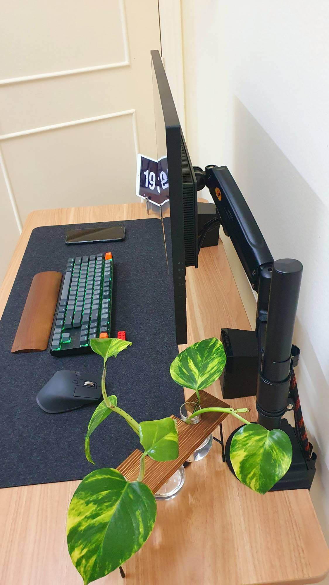 Cable-Free Desk Setup