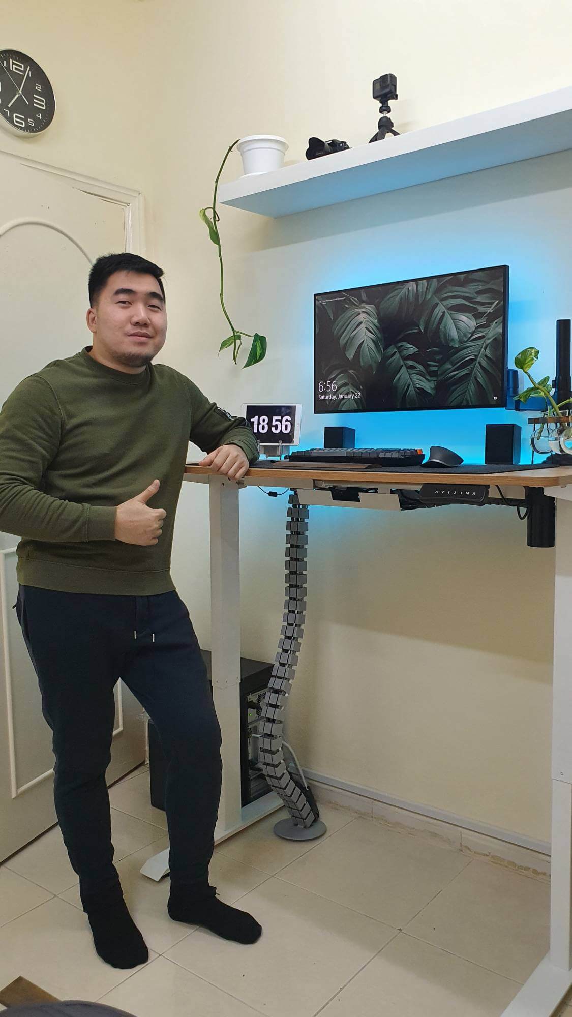 Cable-Free Desk Setup