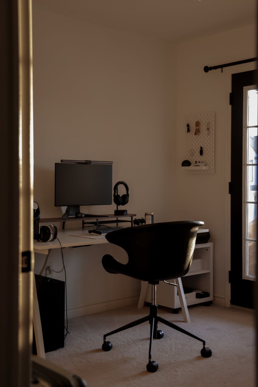 Clean and Minimal Desk Setup