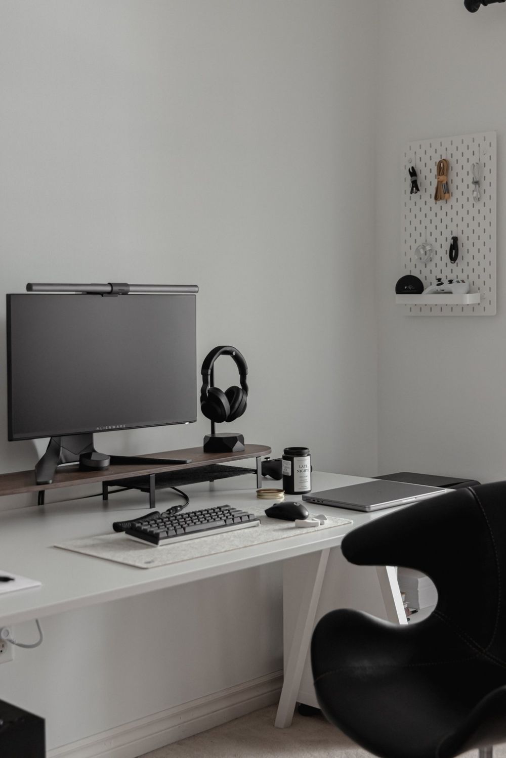 Clean and Minimal Desk Setup