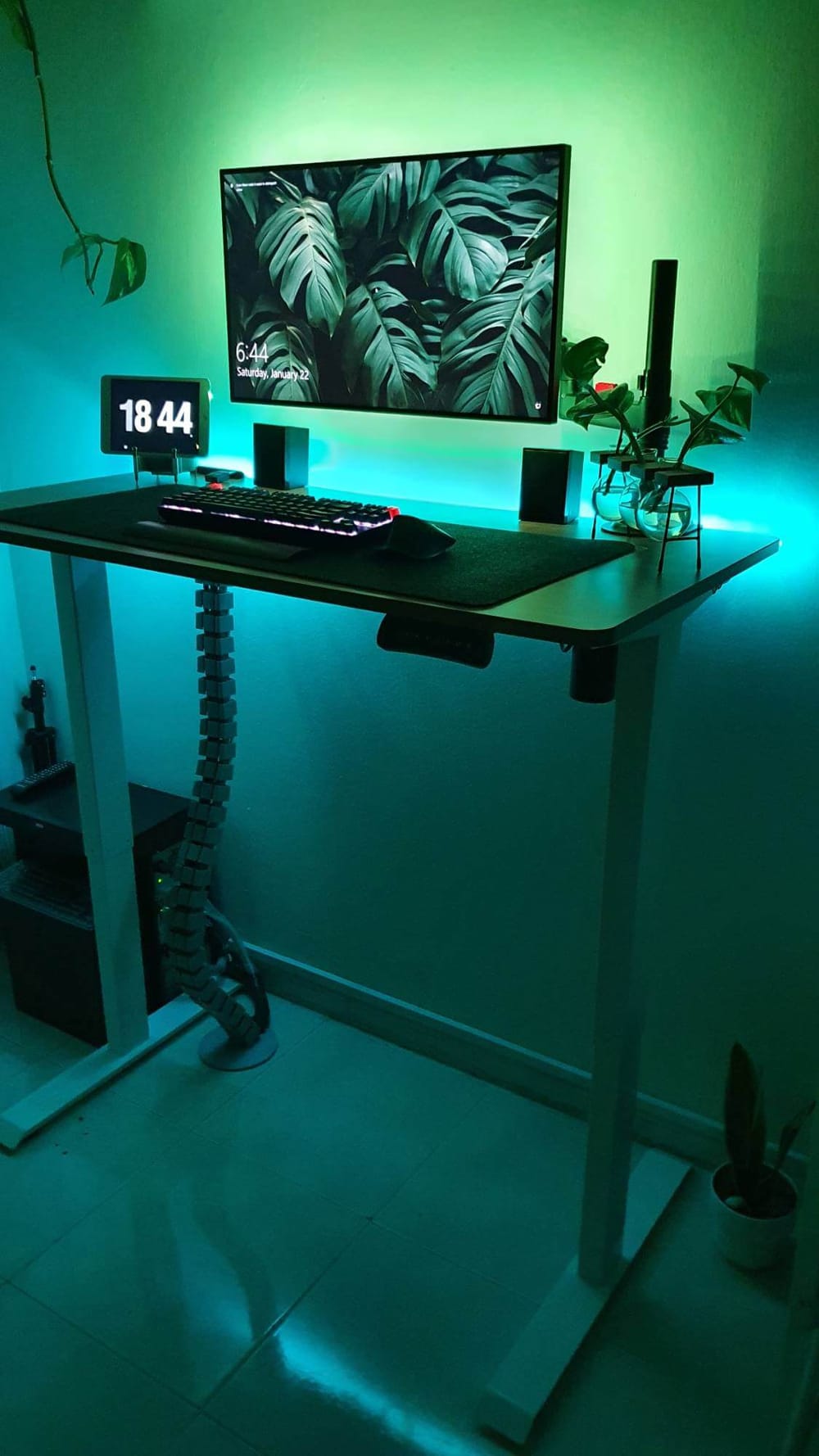 How to Hide Clutter in a Home Office: 10 Life Hacks