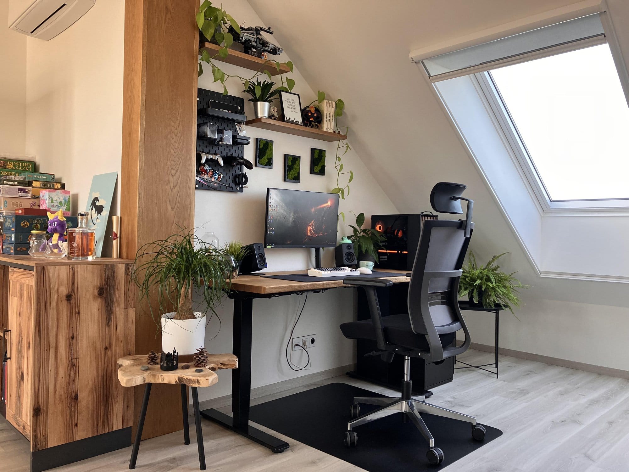 Home Office Desk Setups and WFH Workspaces