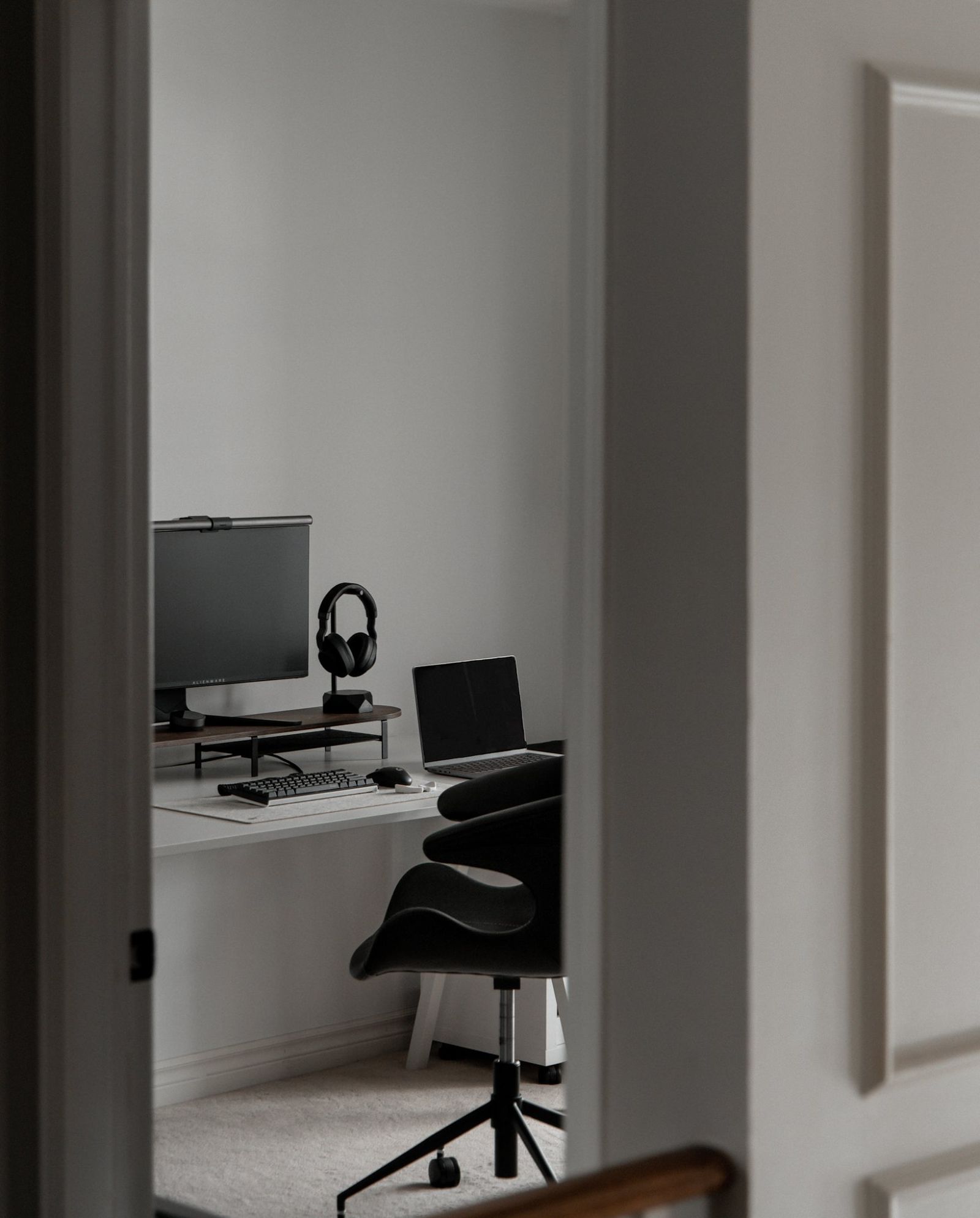 Clean and Minimal Desk Setup