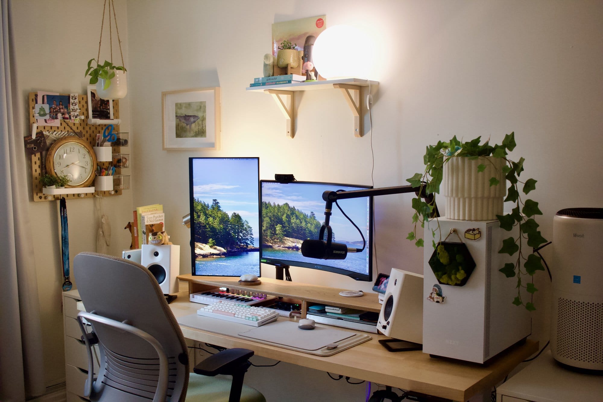 Calm and Creative Desk Setup