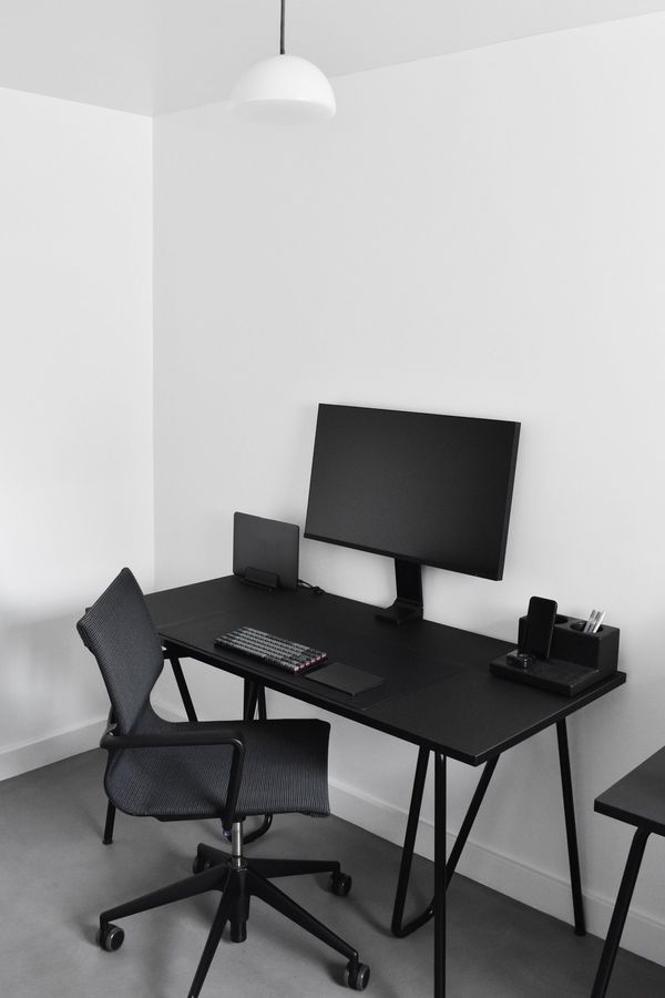 Top 24 Minimalist Desk Setup Ideas for 2024