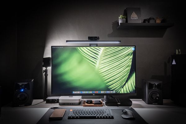Top 24 Minimalist Desk Setup Ideas for 2024