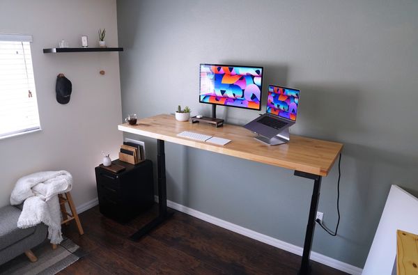 Top 24 Minimalist Desk Setup Ideas for 2024
